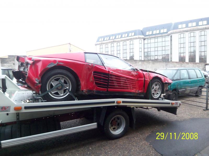 Une Ferrari Testarossa accidentée remise à neuf