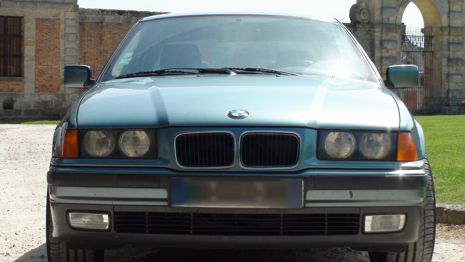 Comparatif BMW : essai de l'E36 323i contre l'E90 325i