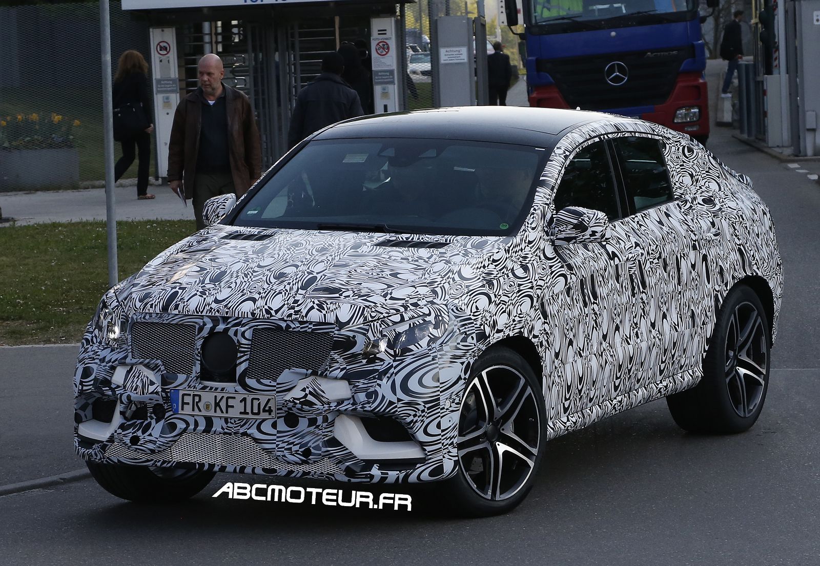 Le Mercedes MLC à nouveau surpris dévoile son habitacle