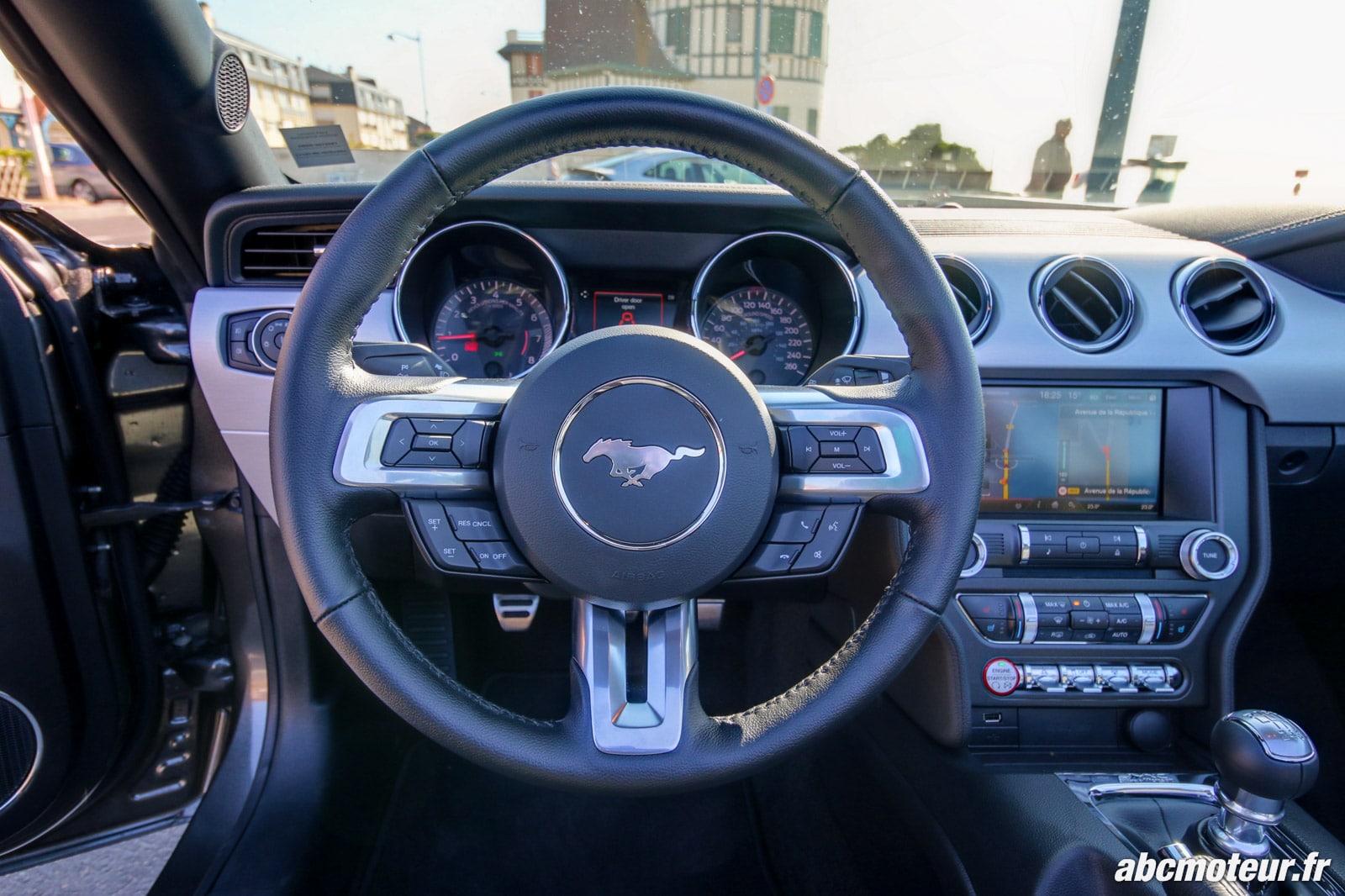 Essai des Ford Mustang coupé V8 & cabriolet 4-cylindres